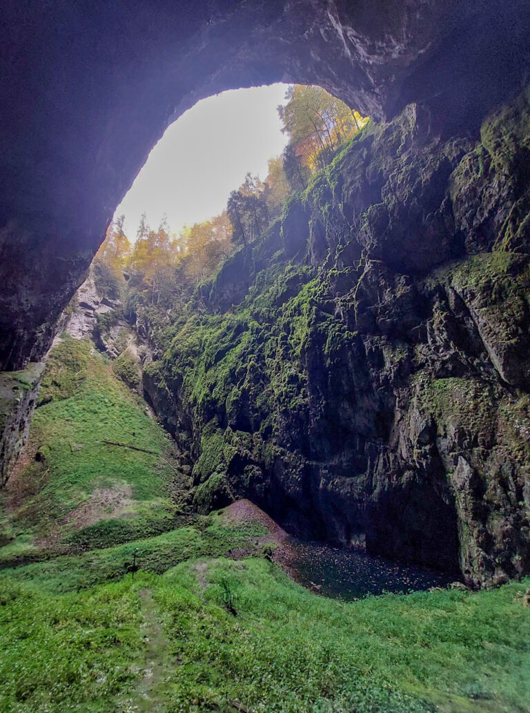 Propast Macocha – dechberoucí pohled do hloubky i vzhůru k nebi ...