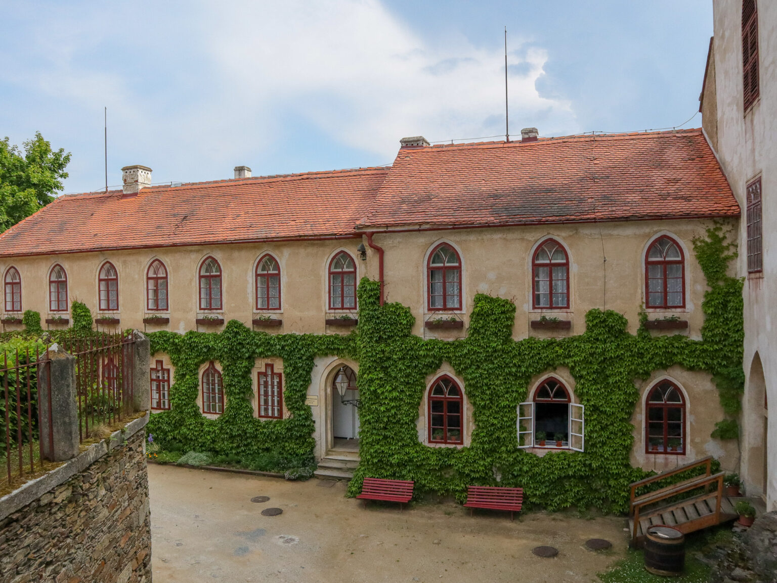 Hrad Bítov – krásné interiéry a unikátní sbírka vycpaných psů ...