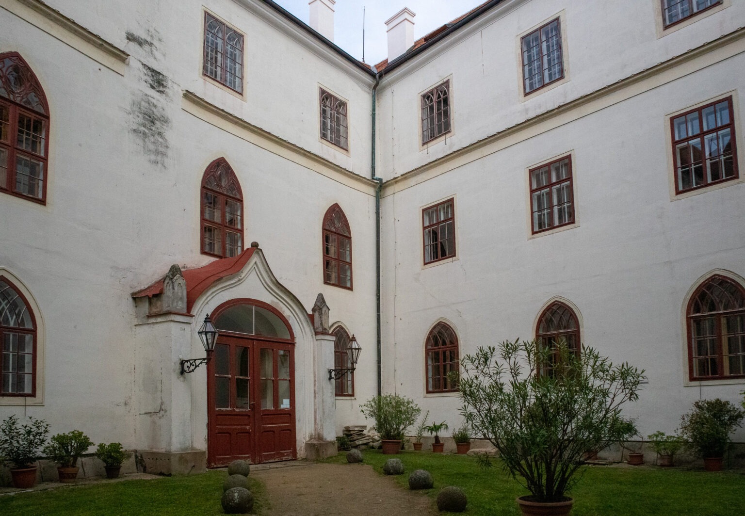 Hrad Bítov – krásné interiéry a unikátní sbírka vycpaných psů ...