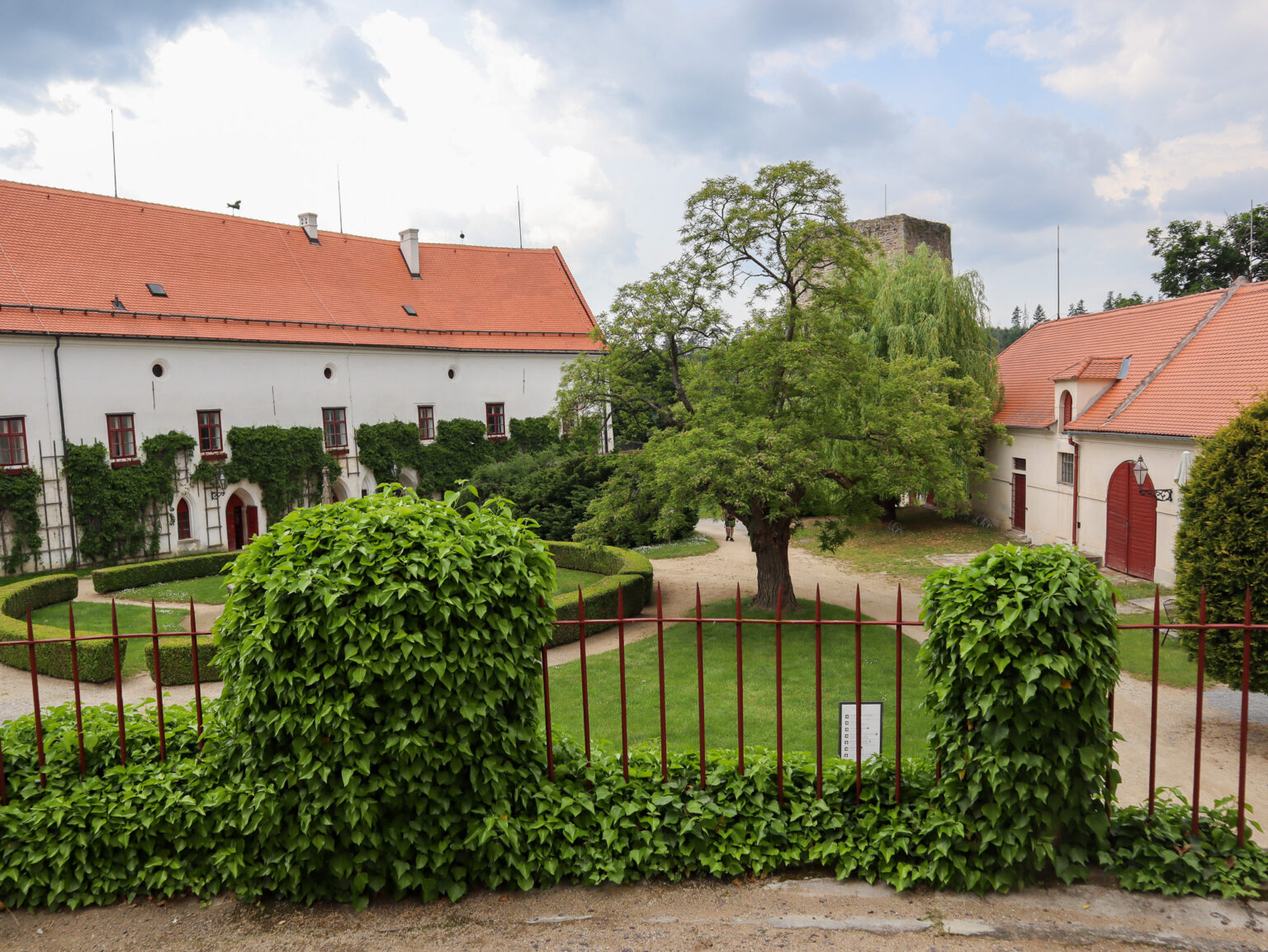Hrad Bítov – krásné interiéry a unikátní sbírka vycpaných psů ...
